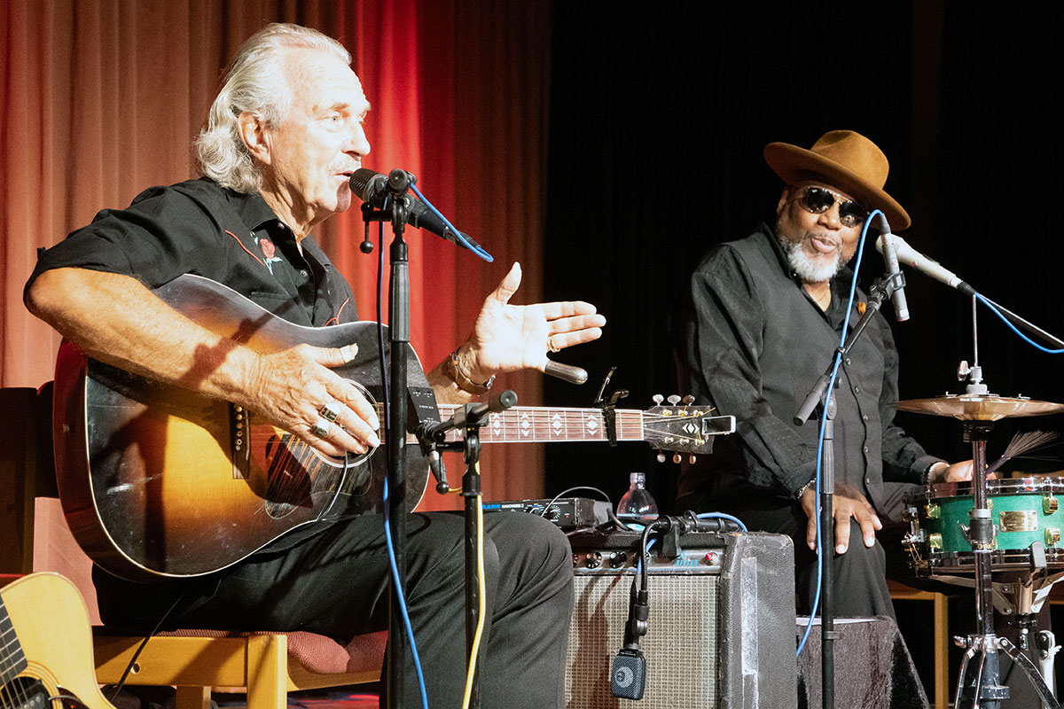 Hans Theessink and Big Daddy Wilson live on stage in Pfaffstätten ...