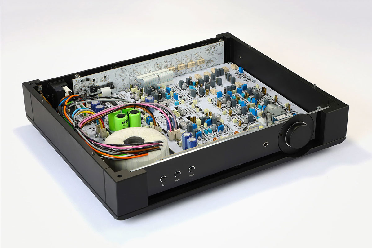 Rega Mercury & Rega Solis: Reference-Class Pre- and Power Amplifier System | HiFi BLOG